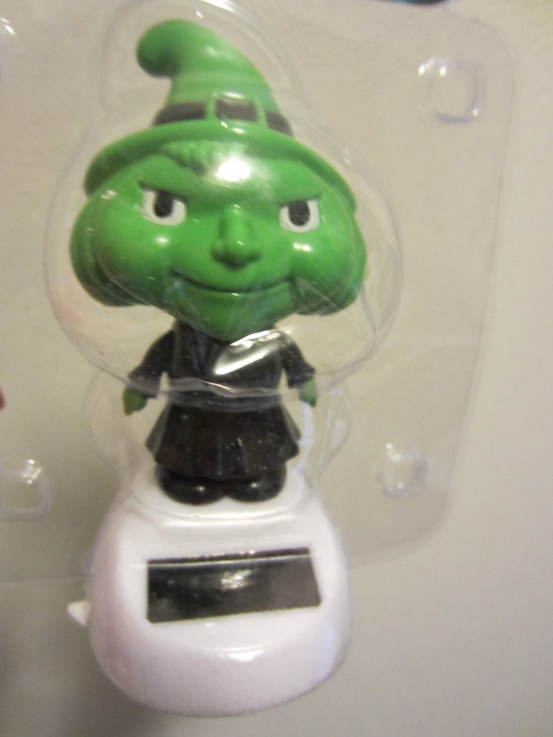 BRAND NEW Solar Powered Dancing Green Witch Wiggles Head & Body IN SUNLIGHT