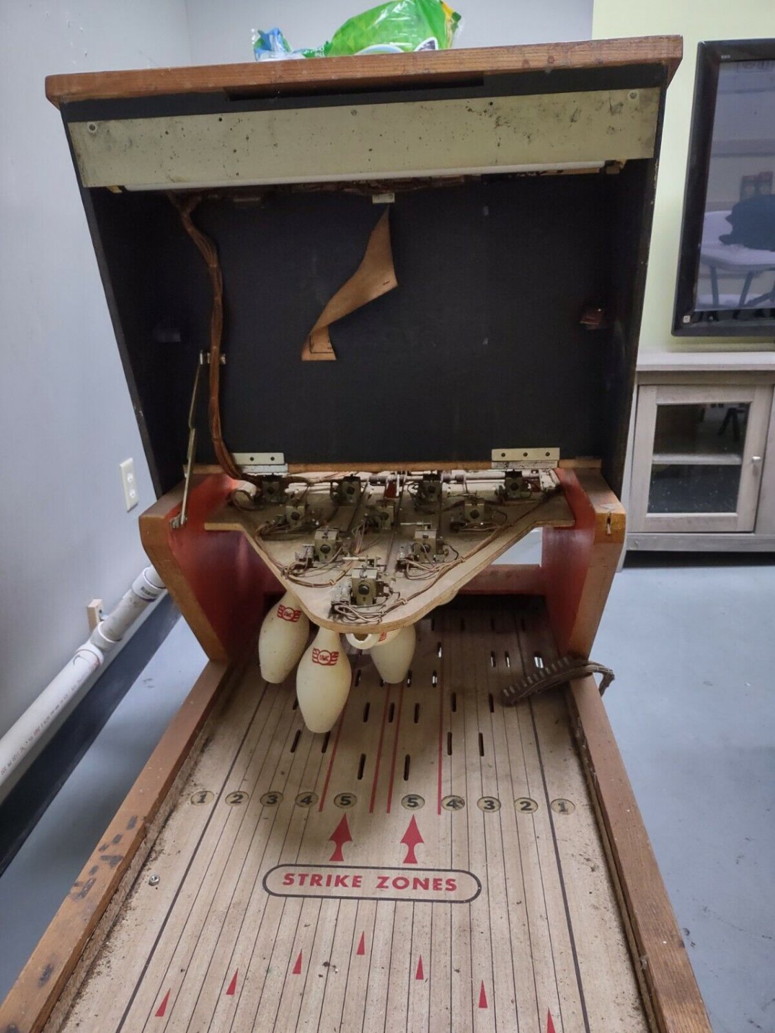 Vintage 1963 United's Astro Shuffle Alley Puck Bowling Arcade Machine ...