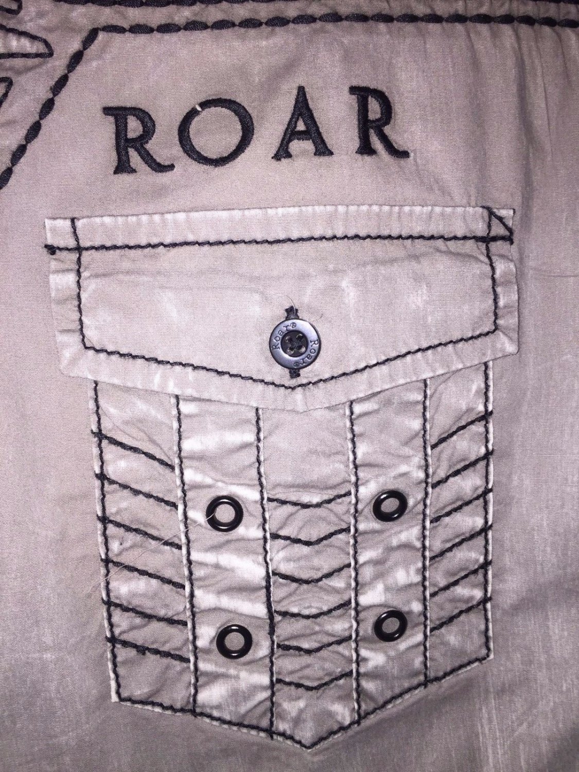 Roar brand Men's Short-Sleeved Shirt sized Medium