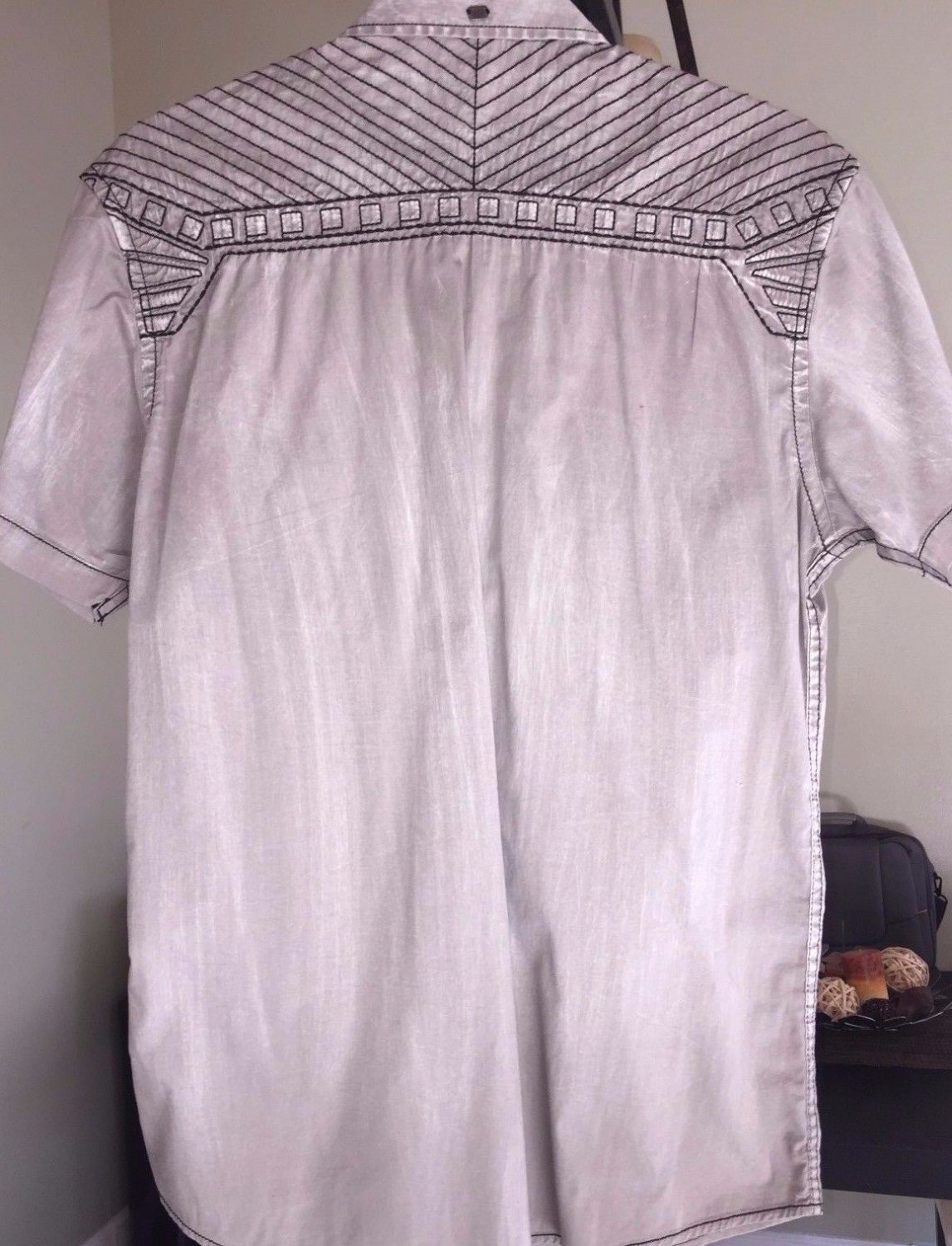 Roar brand Men's Short-Sleeved Shirt sized Medium