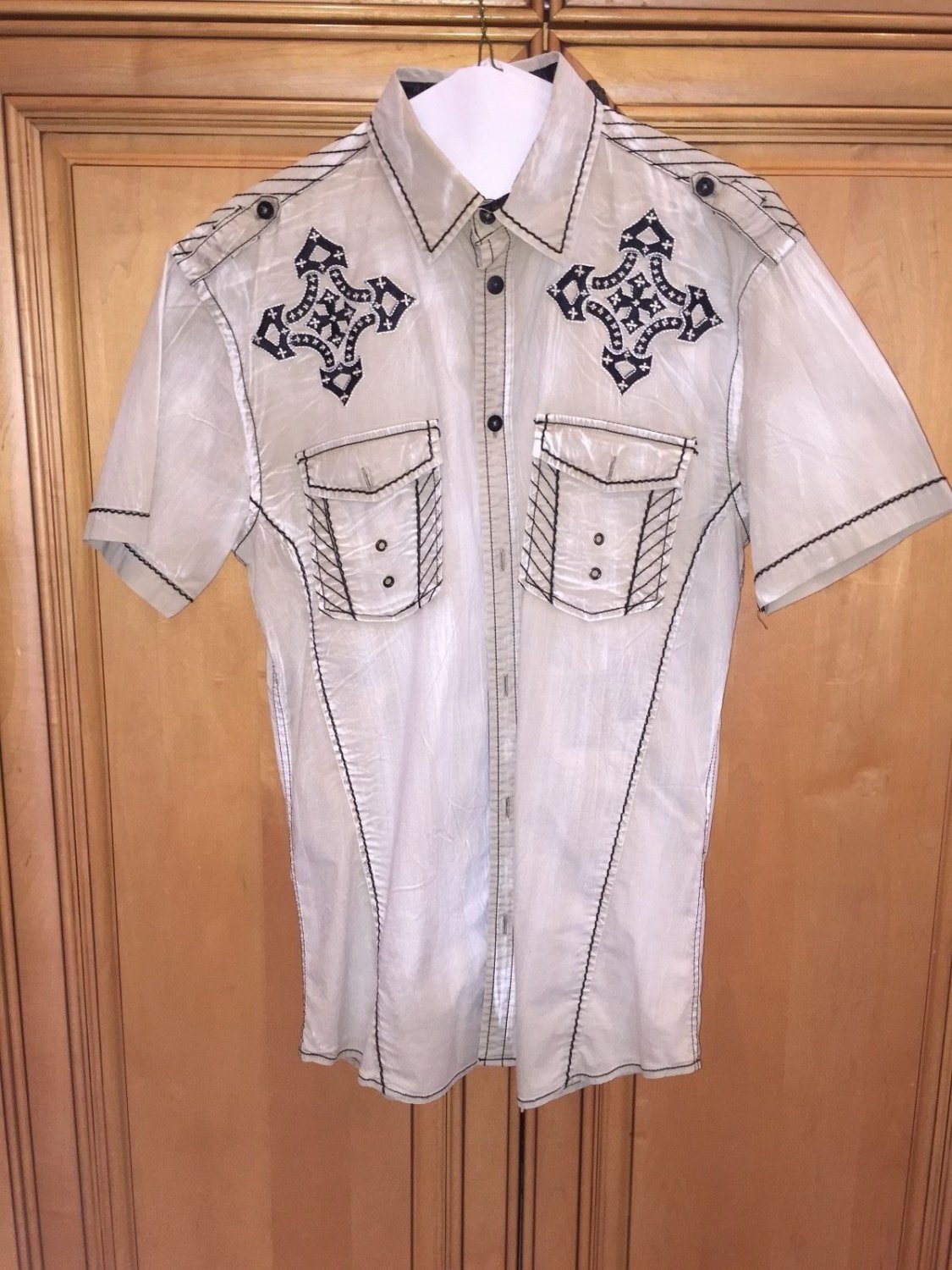 Roar brand Men's Casual Beige Embroidered Short-Sleeved Shirt sized Medium