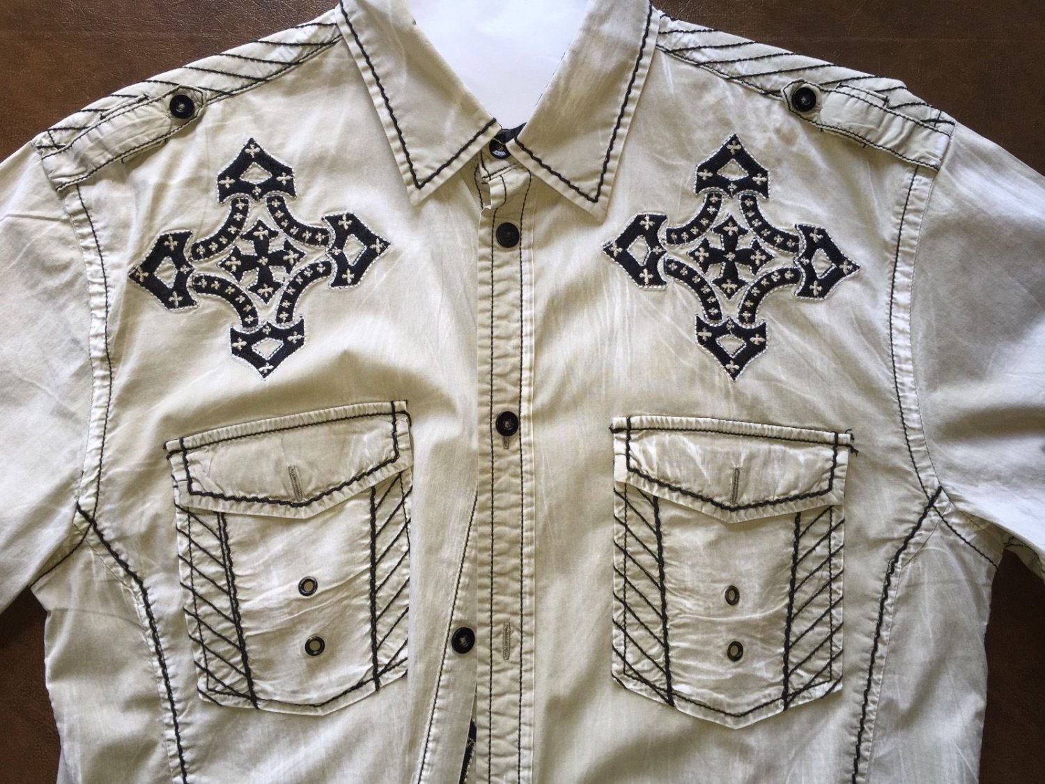 Roar brand Men's Casual Beige Embroidered Short-Sleeved Shirt sized Medium