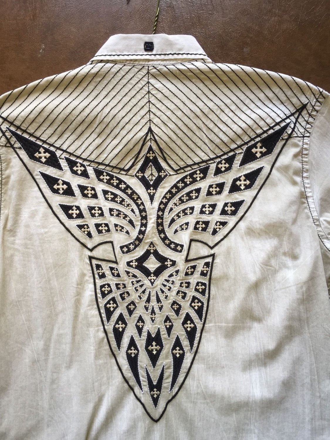 Roar brand Men's Casual Beige Embroidered Short-Sleeved Shirt sized Medium