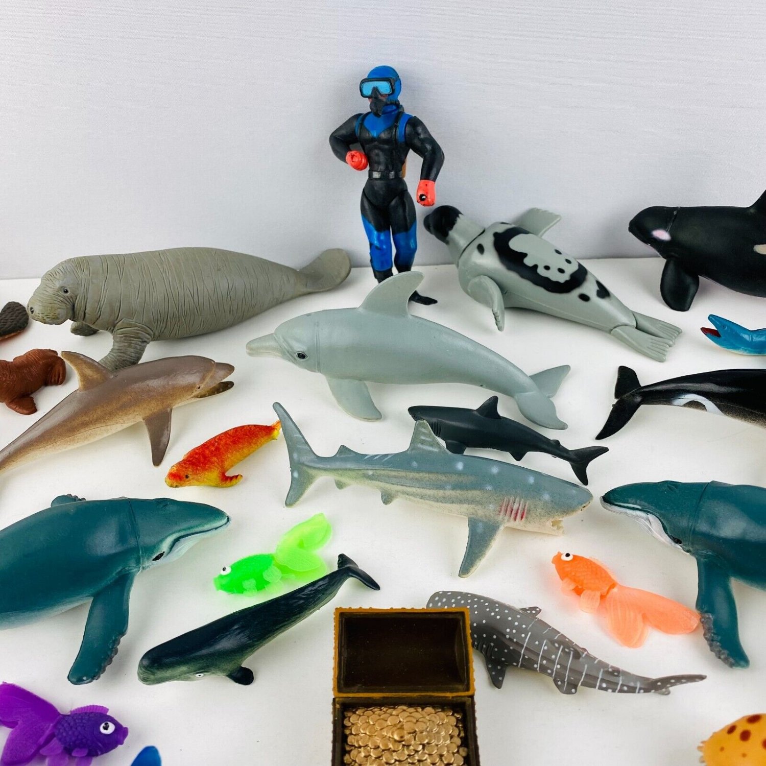 Pretend Play Ocean Sea Animal Creatures Whales Sharks Turtle Diver Gold ...