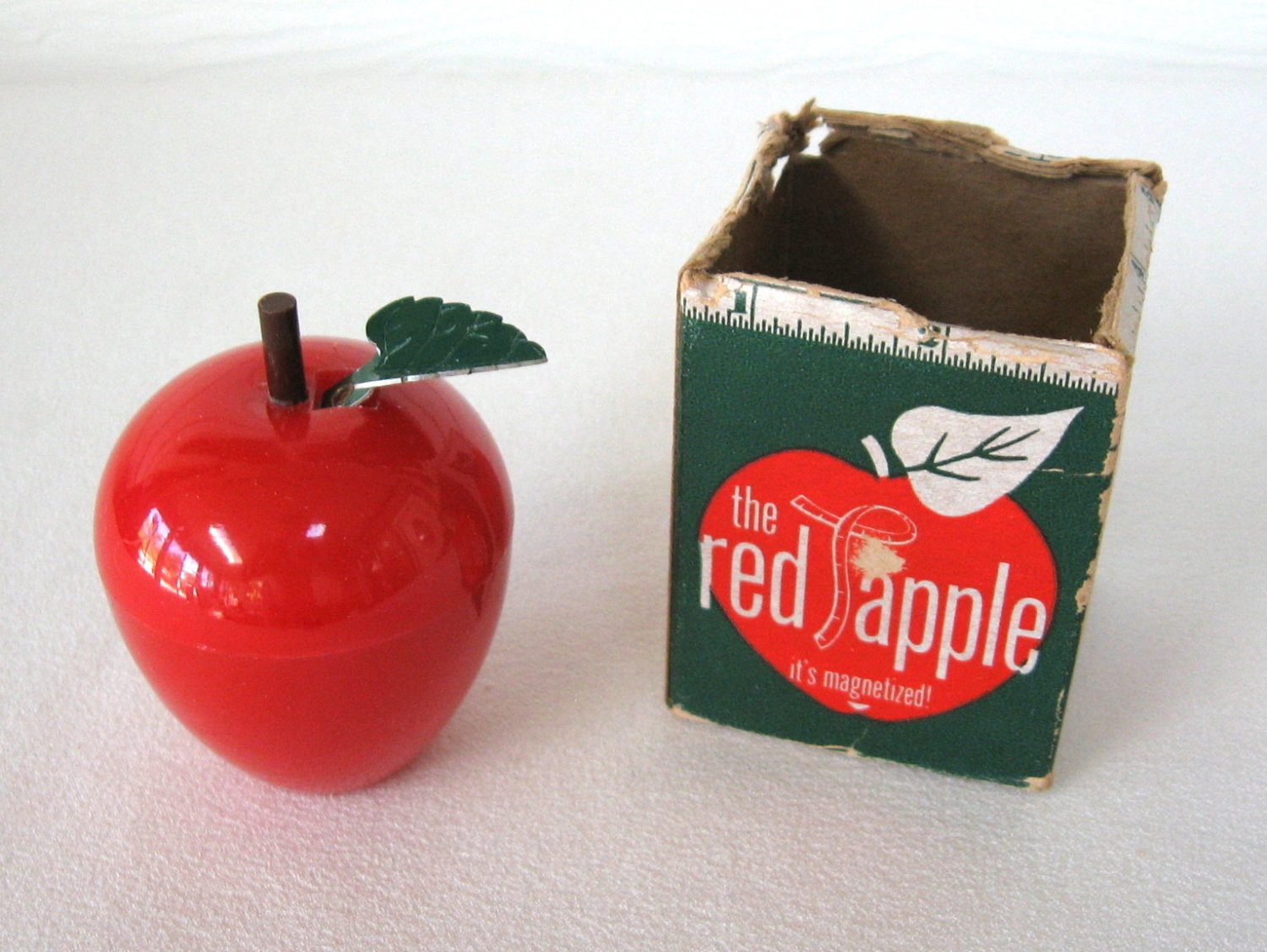 The Red Apple Tape Measure Made in USA United Device Corp Great Neck N ...
