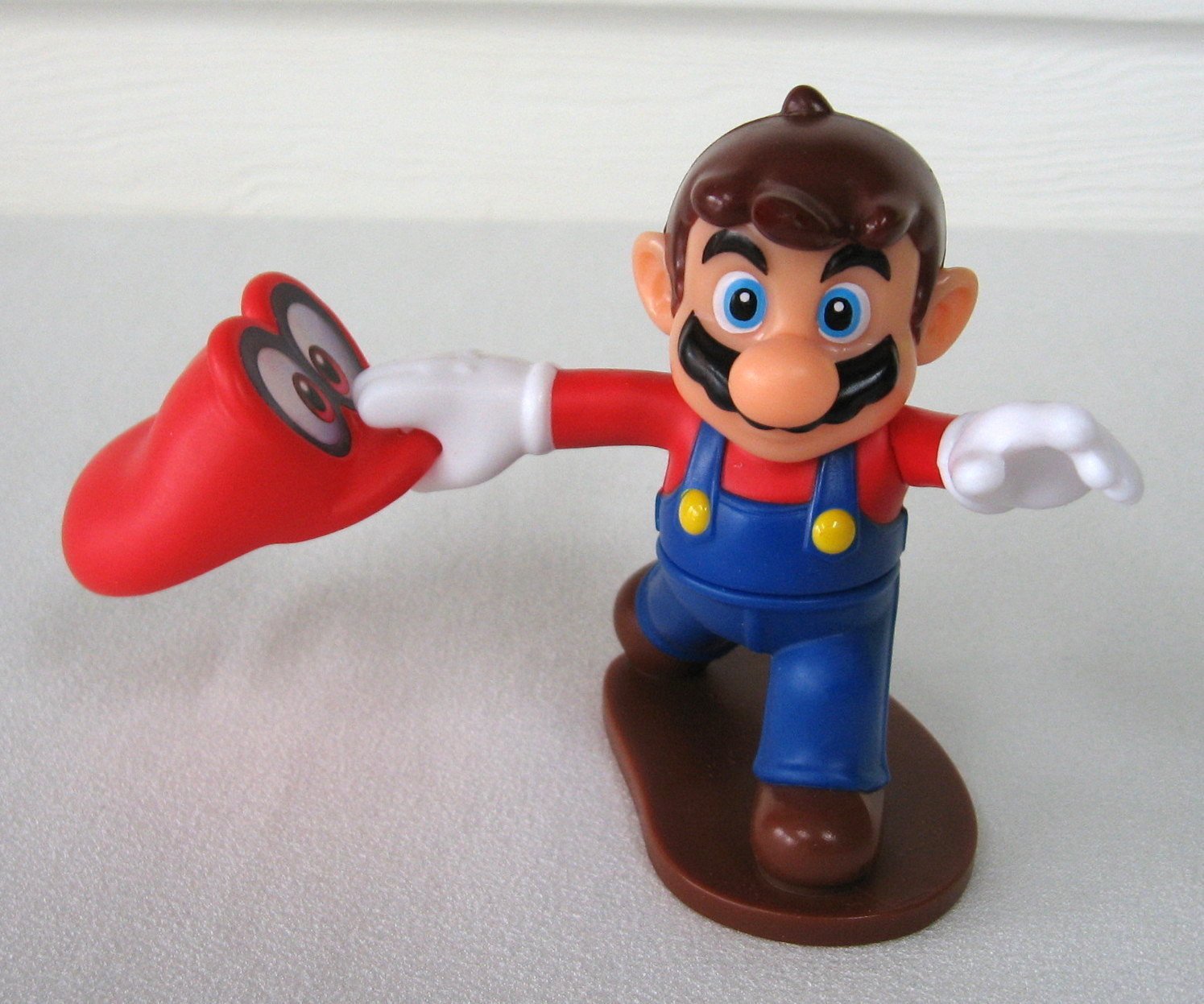 Super Mario Brothers 2 Piece Toy Set Throwing Cappy Hat Thrower Nintendo