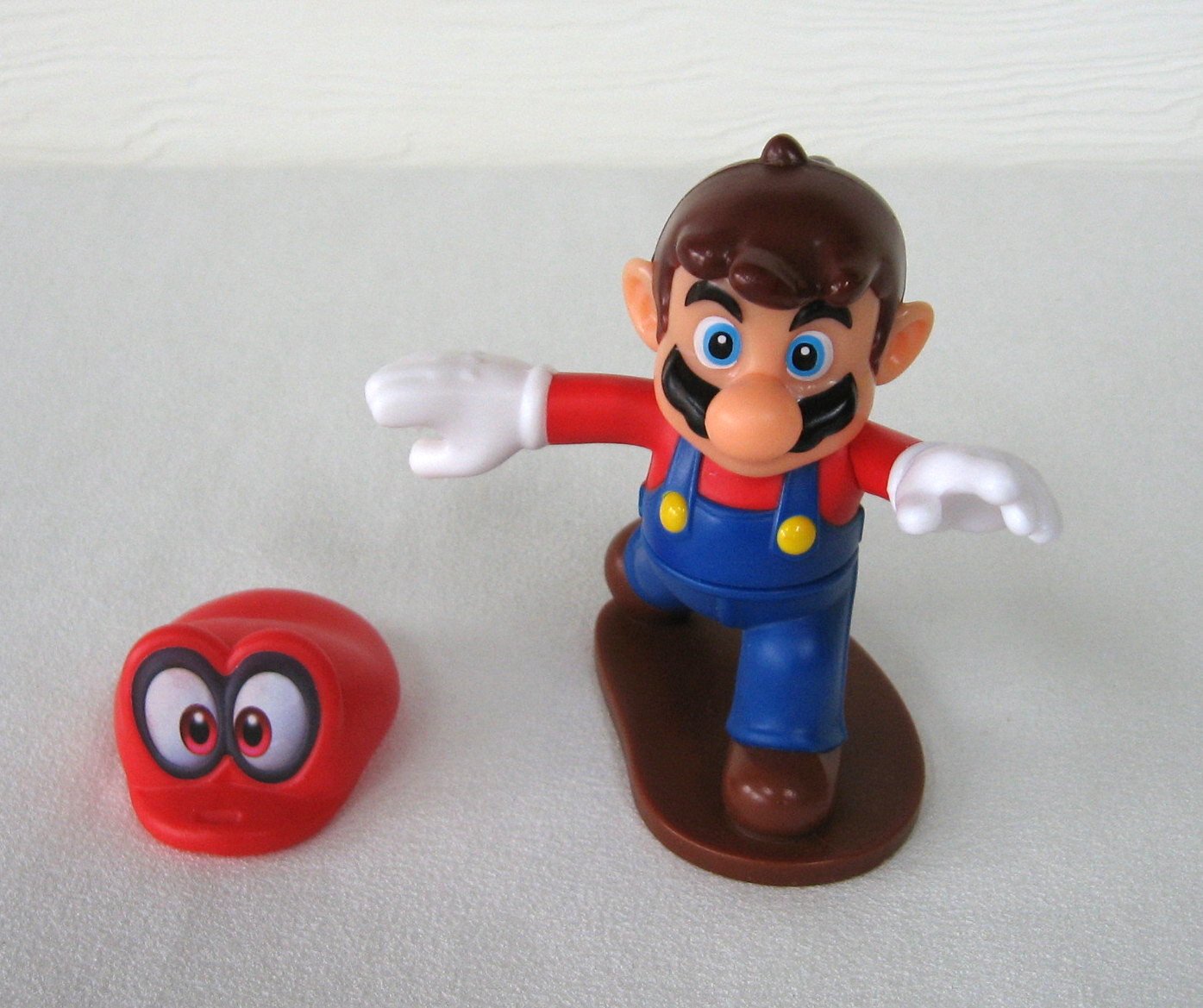 Super Mario Brothers 2 Piece Toy Set Throwing Cappy Hat Thrower Nintendo