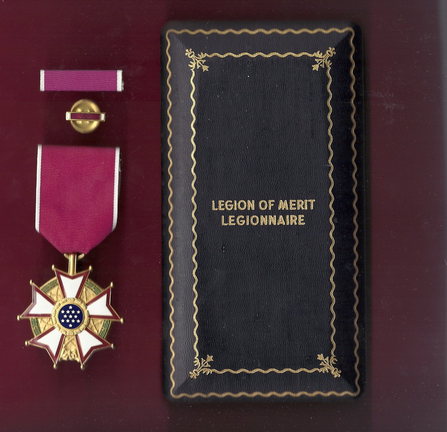 Legion of Merit medal LOM in WWII Case with ribbon bar and lapel pin