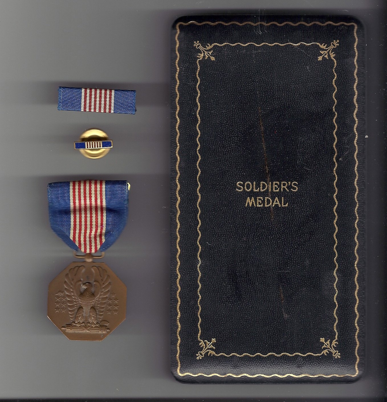 WWII Soldiers medal for Valor in case with ribbon bar and lapel pin
