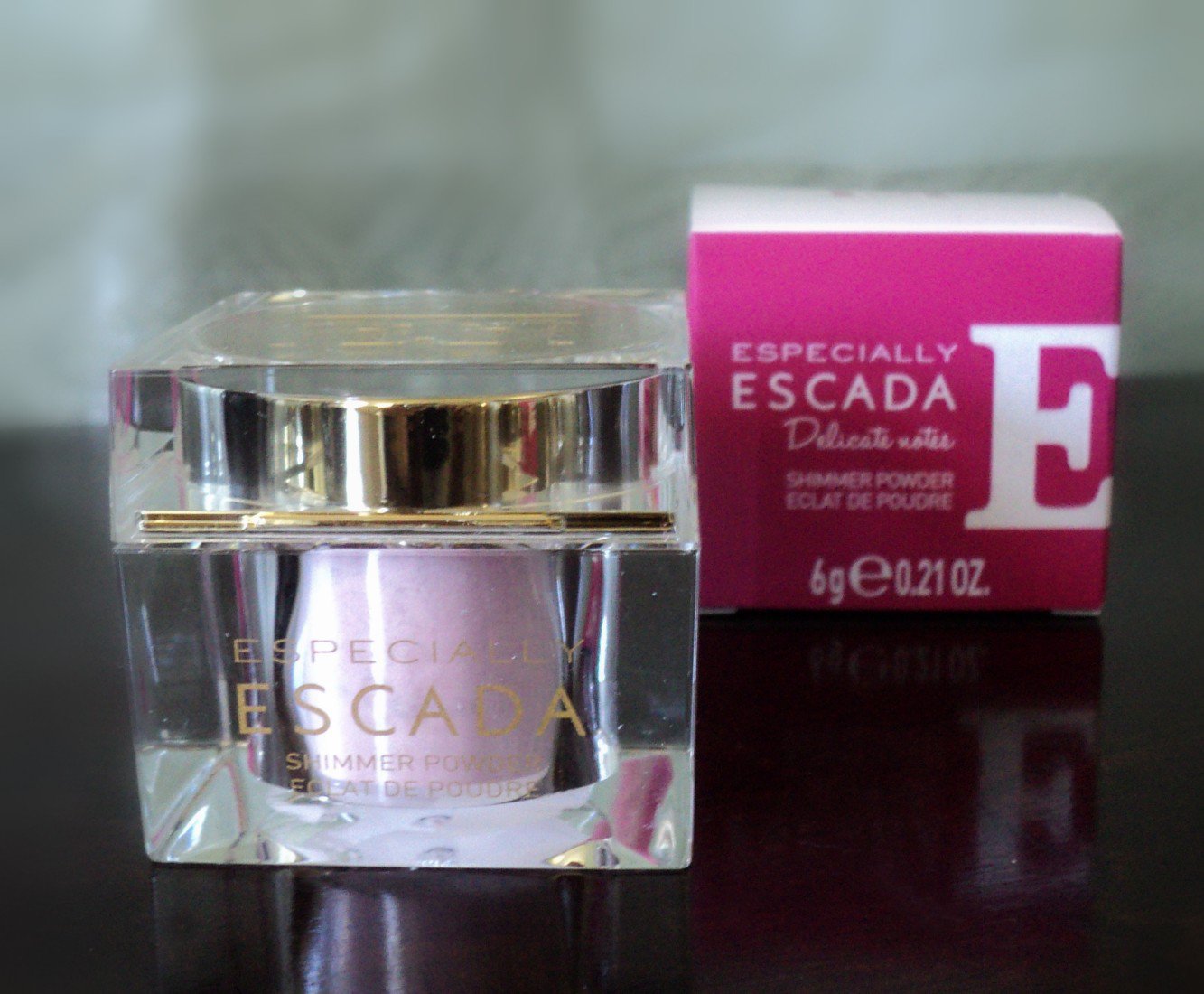 Especially Escada Delicate Notes Shimmer Powder