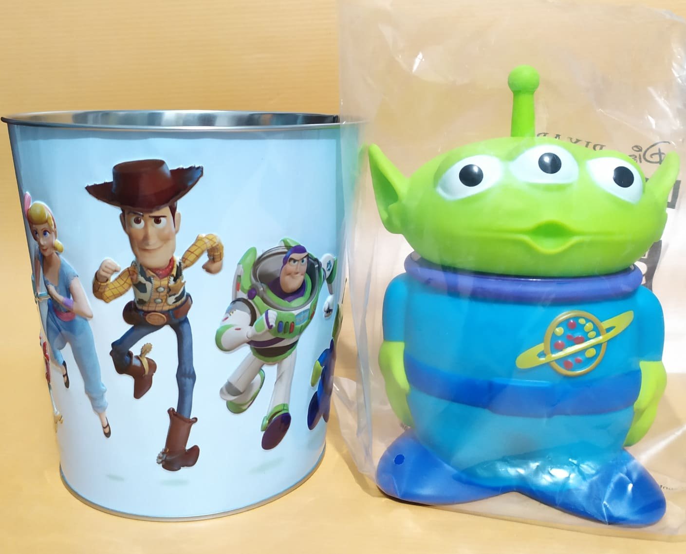 TOY STORY 4 Alien Green Man Figure Bottle + Tin Popcorn Bucket New in Pack