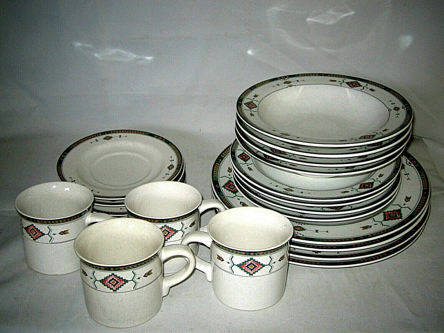 Studio Nova Adirondack 20-pc Dinnerware Set Y2201 Aztec LOOK