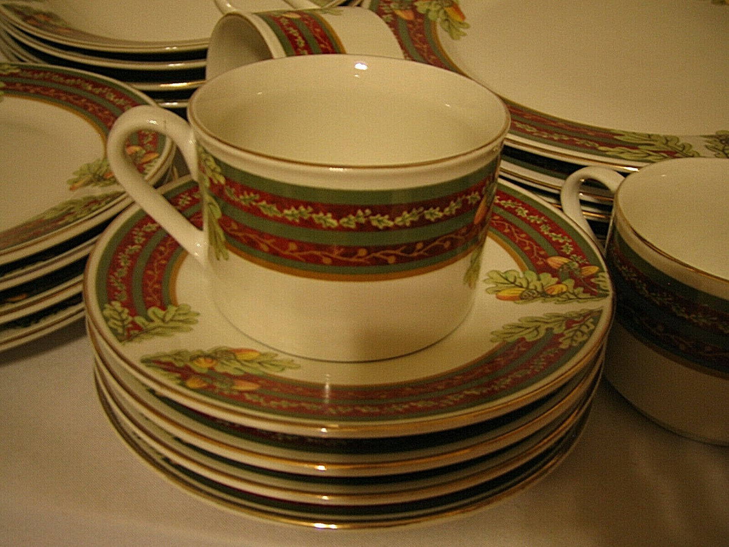 Gibson Everyday MAPLE HOLIDAY 20-pc Dinnerware Set Acorns Serves 4 RARE ...