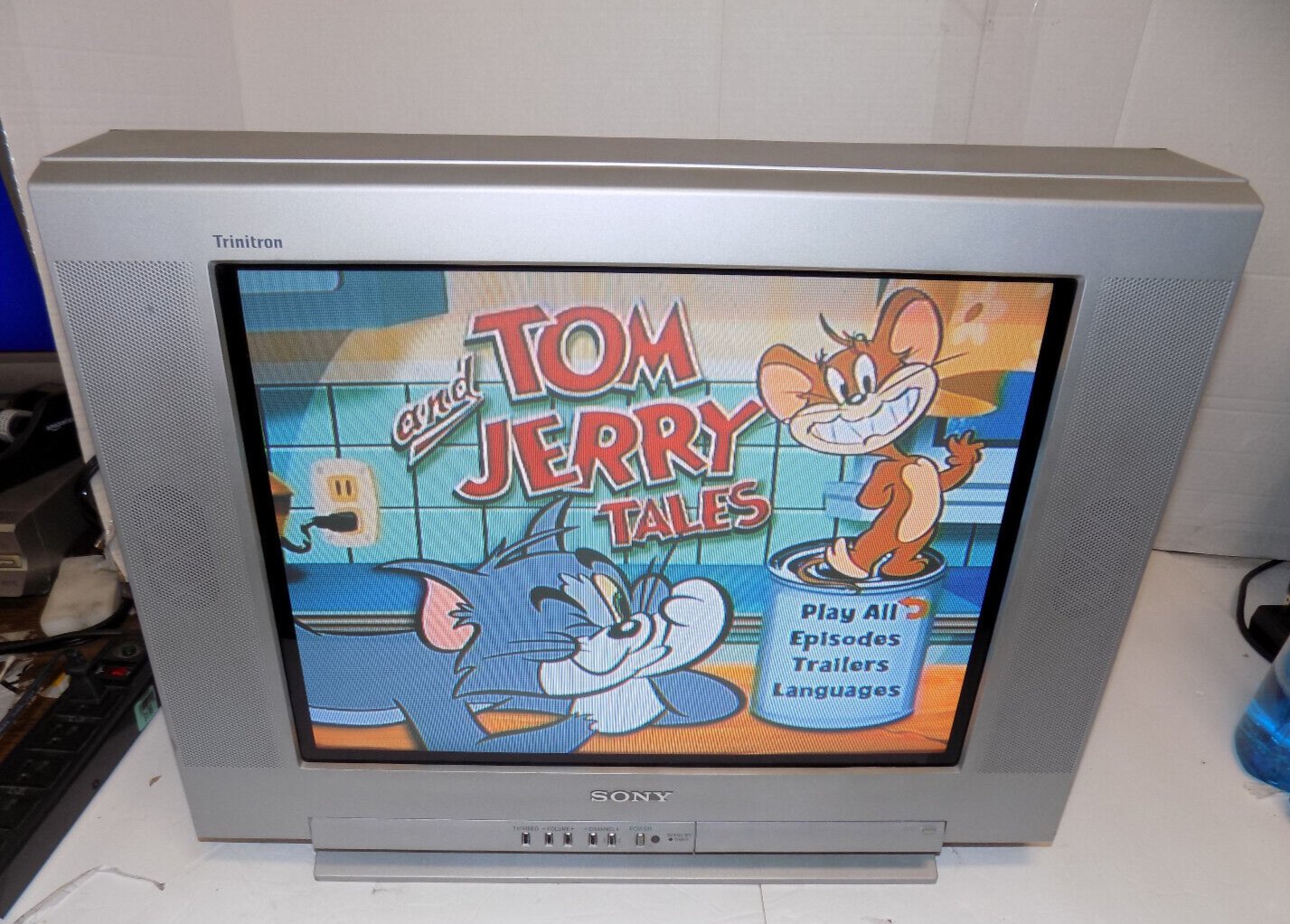 Sony Trinitron KV-20FS100 Flat Tube CRT Retro Gaming TV with Remote