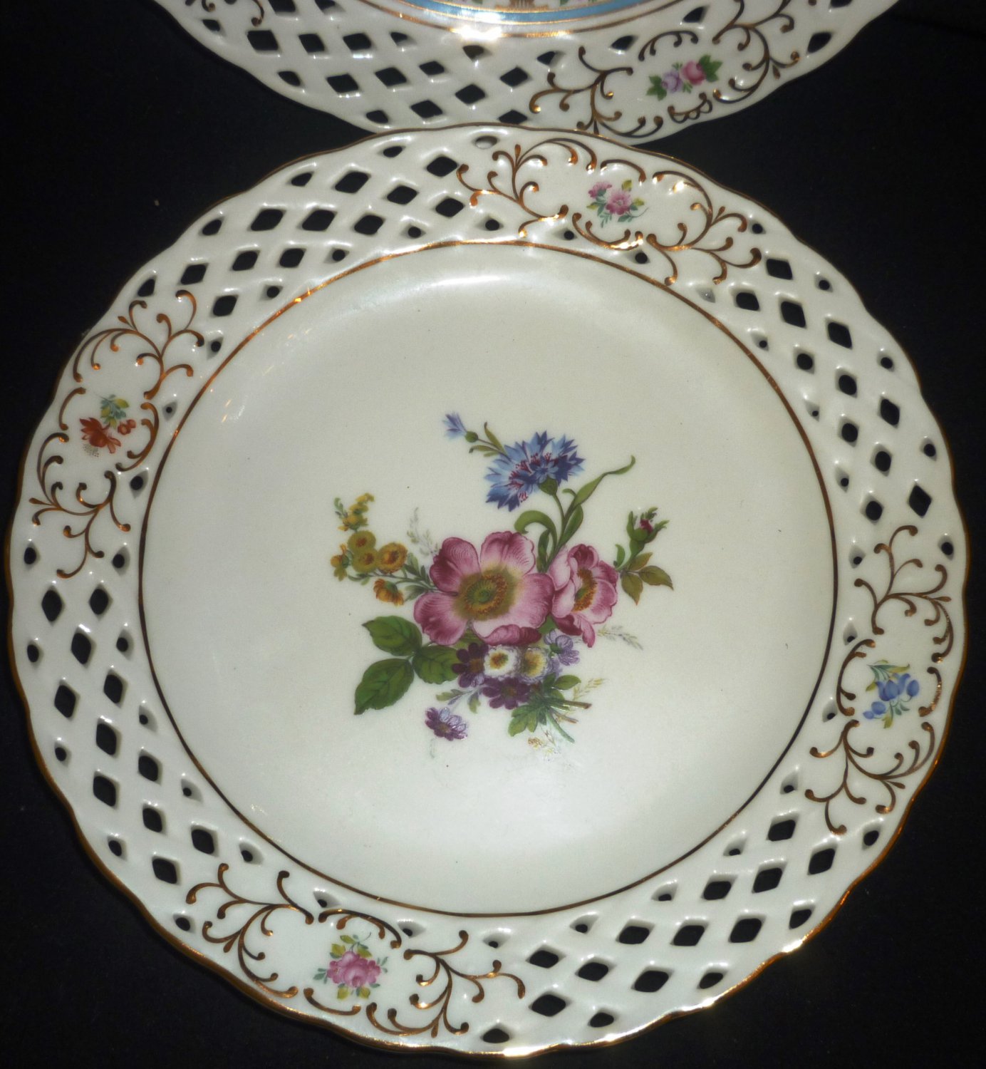 VINTAGE PORCELAIN LACED EDGE FLOWER DESIGN DECORATIVE PLATE SET OF 2