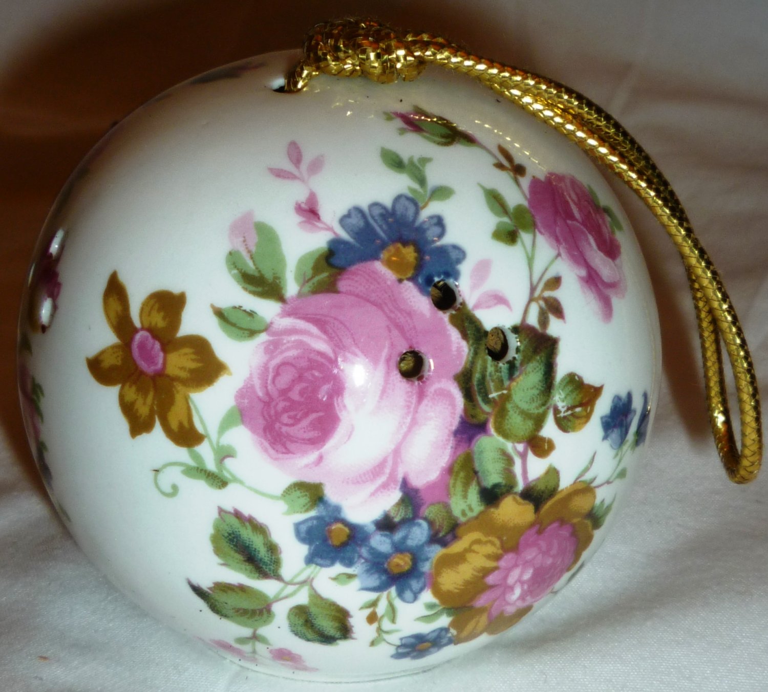 VINTAGE ROYAL STUART ENGLAND FINE BONE CHINA POMANDER POTPOURRI HOLDER BALL