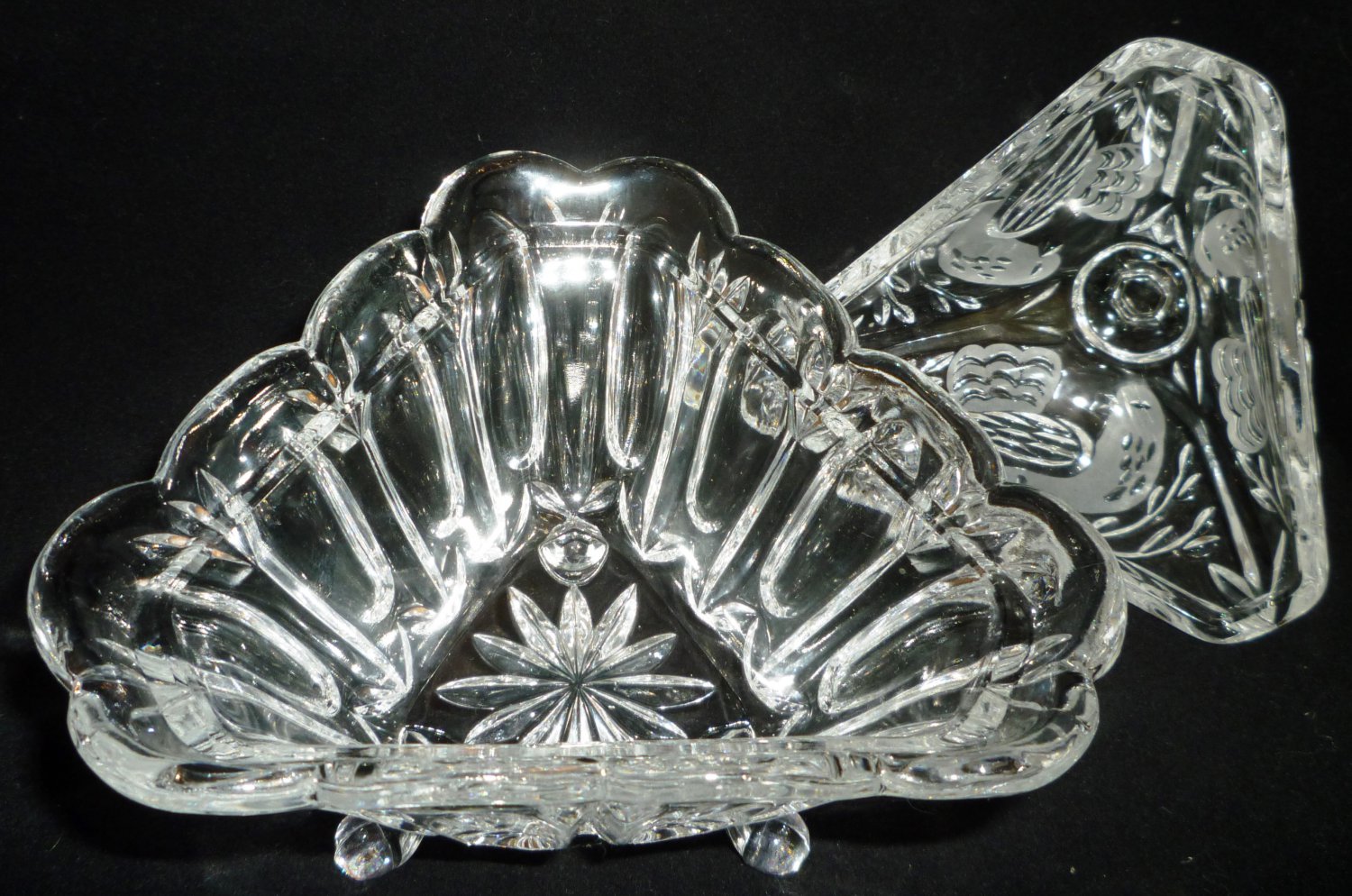 VINTAGE CUT & ETCHED BIRDS CLEAR CRYSTAL GLASS TRIANGLE LIDDED FOOTED ...