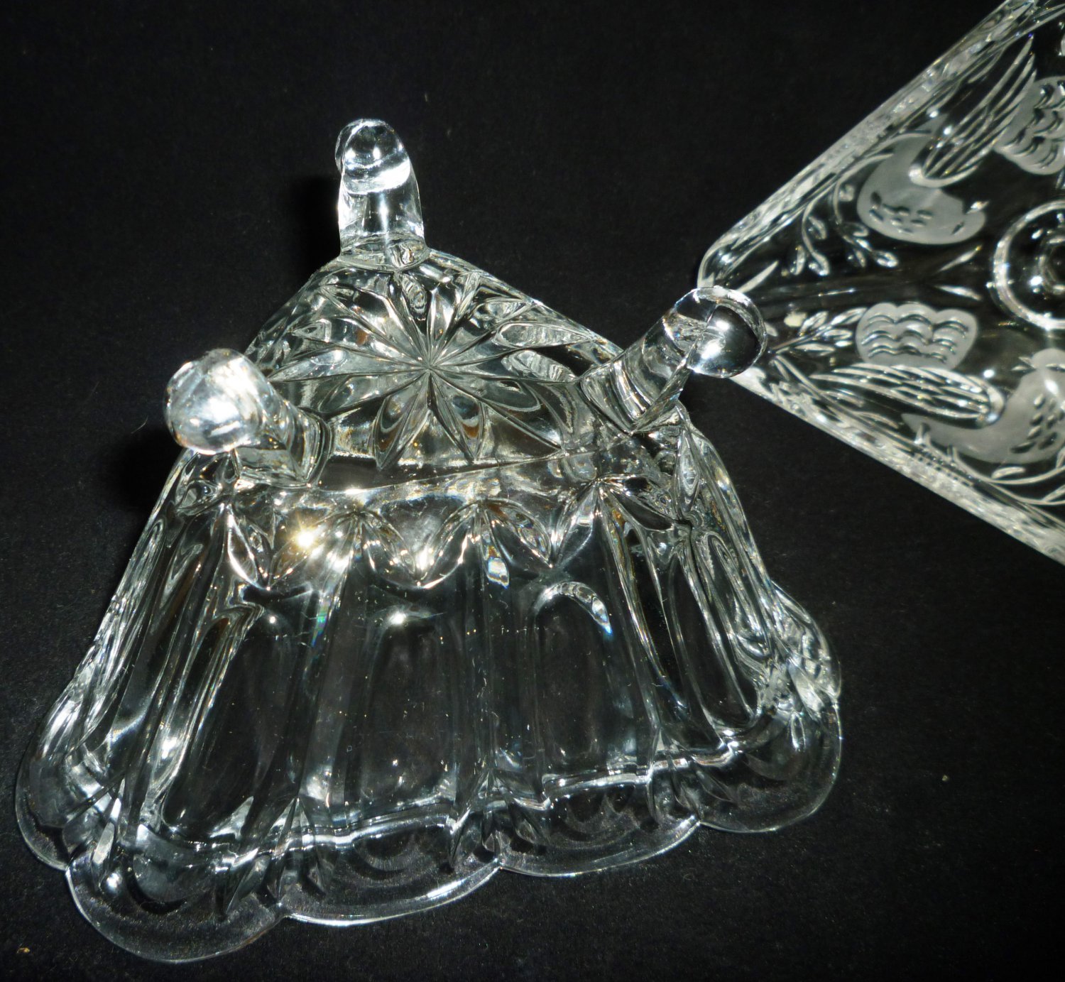 VINTAGE CUT & ETCHED BIRDS CLEAR CRYSTAL GLASS TRIANGLE LIDDED FOOTED ...