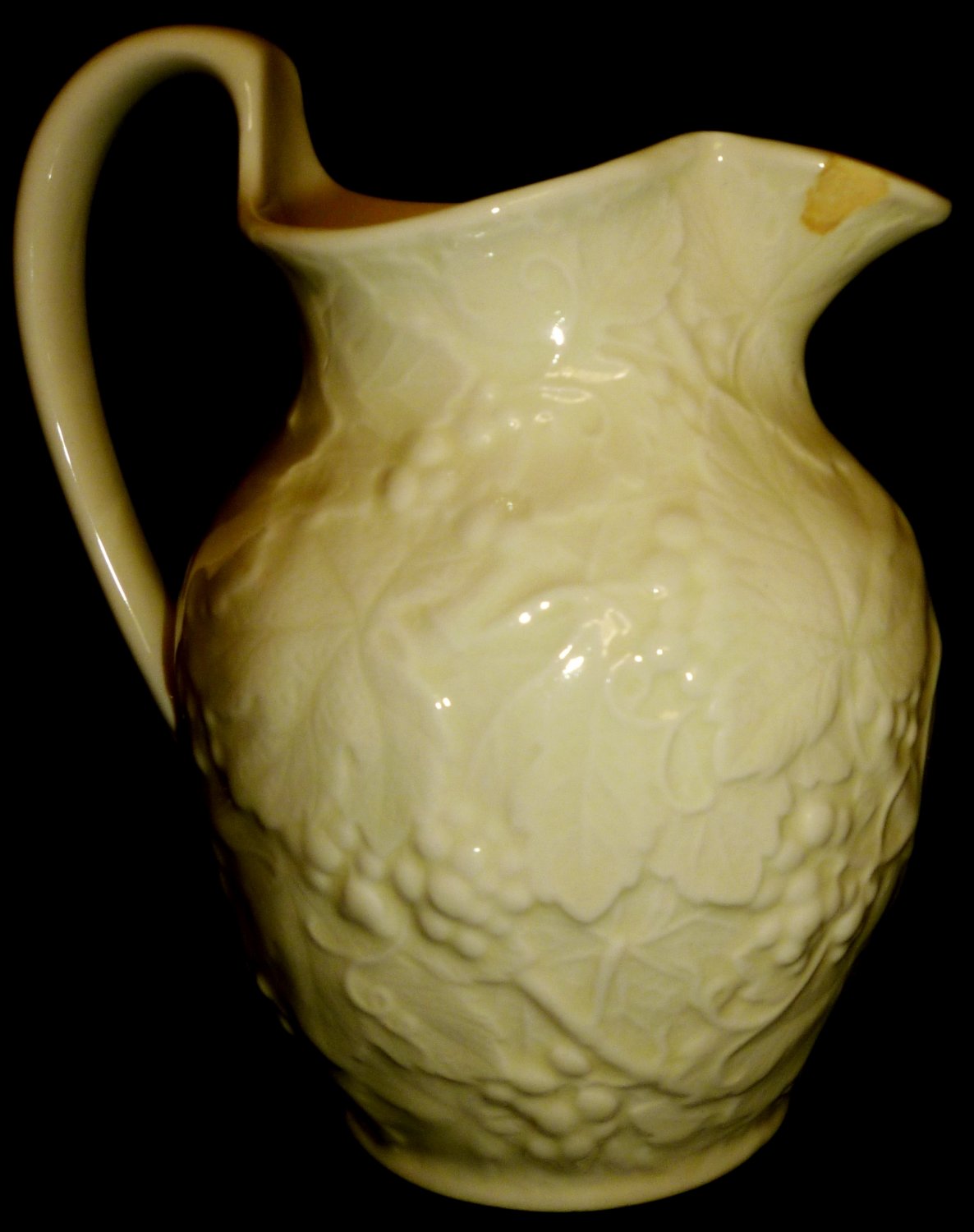WEDGWOOD ENGLAND OF ETRURIA & BARLASTON QUEENS WARE EMBOSSED GRAPE PITCHER