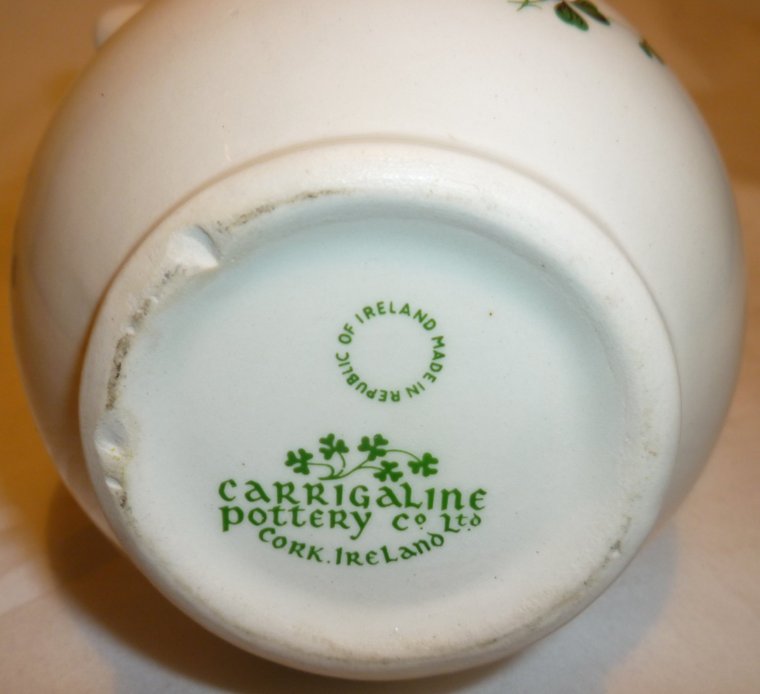 VINTAGE CARRIGALINE POTTERY & Co.Ltd. CORK. IRELAND PORCELAIN CREAMER