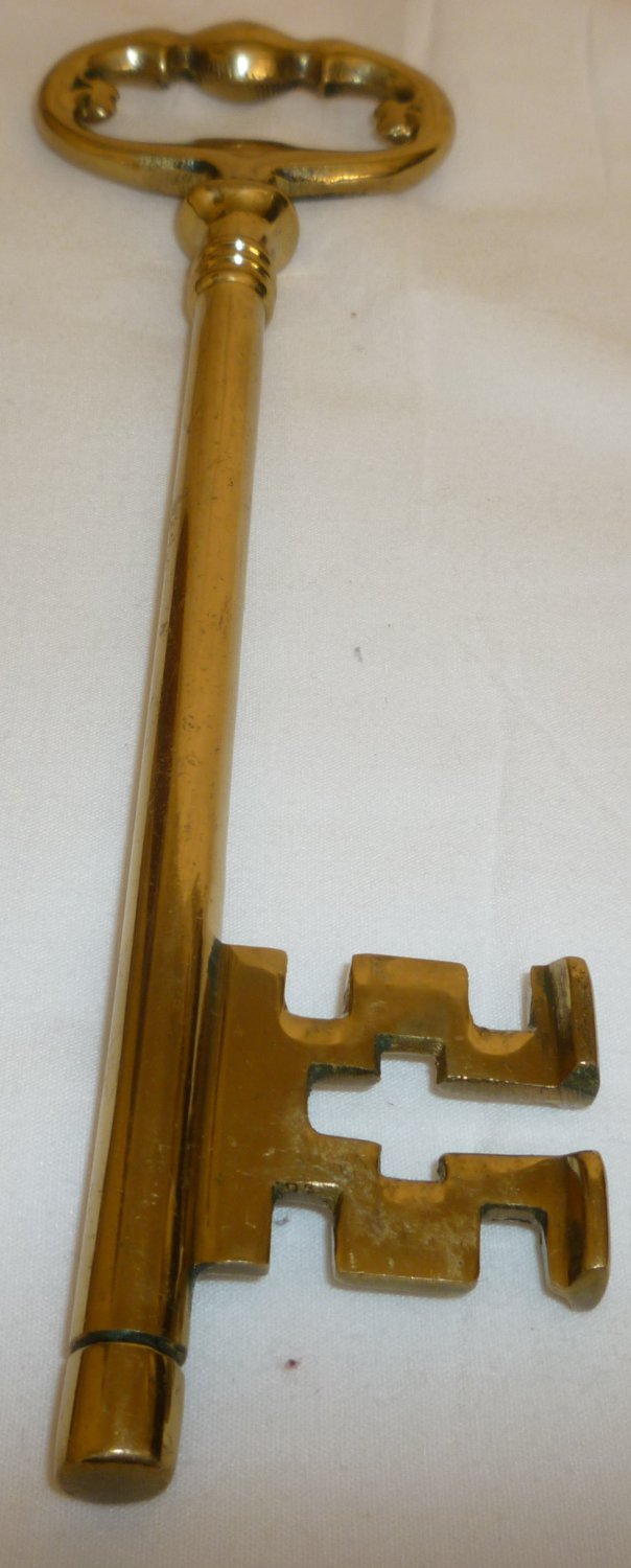 VINTAGE SOLID BRASS DECORATIVE SKELETON KEY