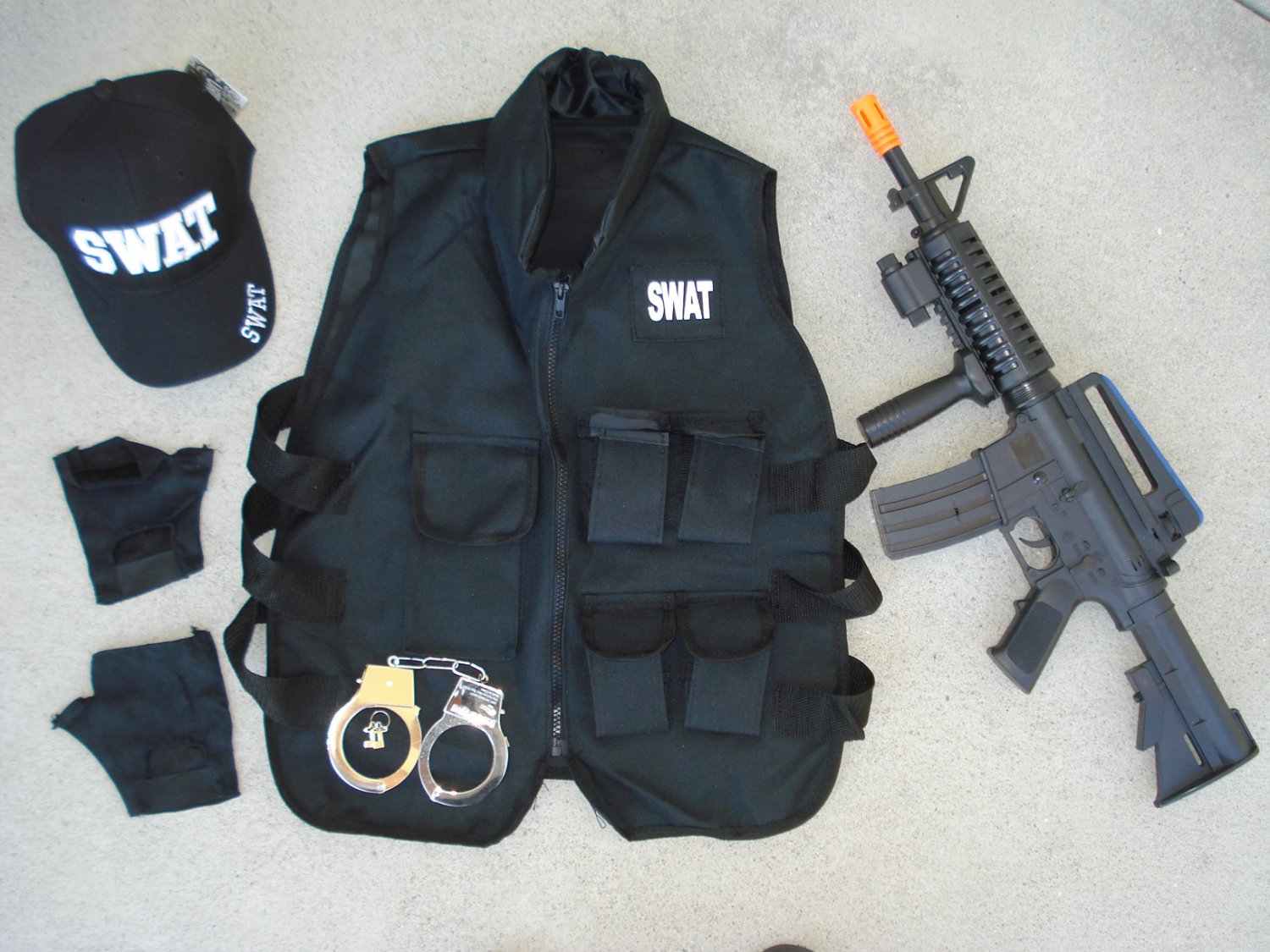 SWAT Commander Set 4: SWAT Vest, M16 Toy Machine Gun, SWAT Cap, Gloves ...