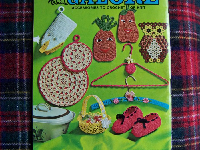 USA 1 Cent S&H Vintage Crochet or Knitting Patterns Book Gifts Accessories