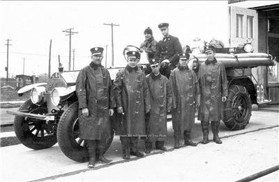 VINTAGE FIRETRUCK FIREMEN 1928 PHOTO FIRE DEPARTMENT FIRE FIGHTER HEROES