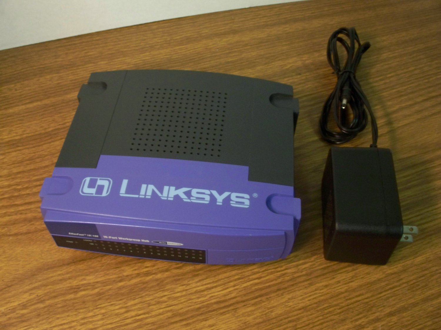 Linksys Etherfast 10/100 16-Port Workgroup Hub (EFAH16W.V2) *USED*