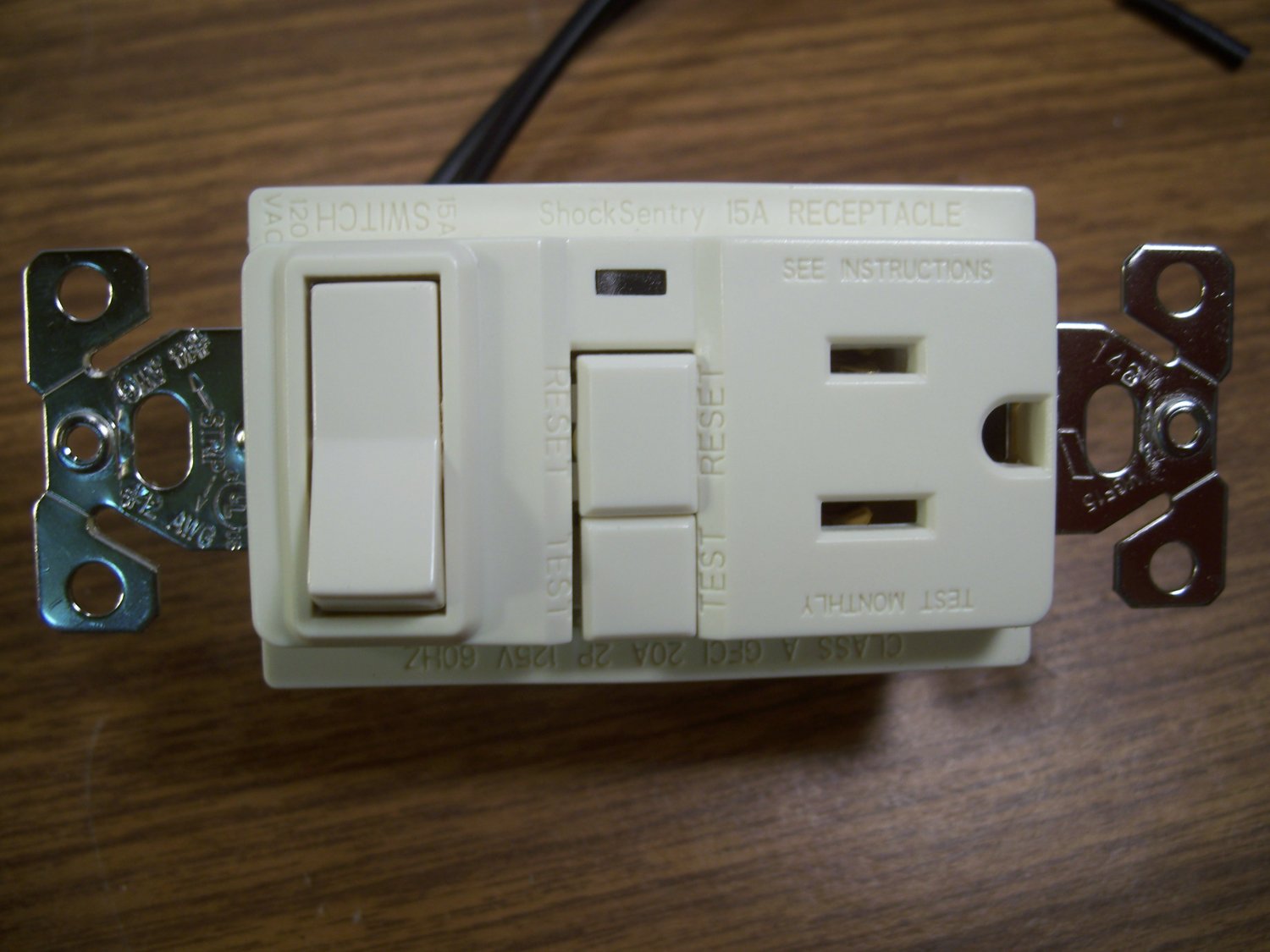 Cooper Shock Sentry Combination Switch/GFCI Receptacle (XSGF15A) 15A ...