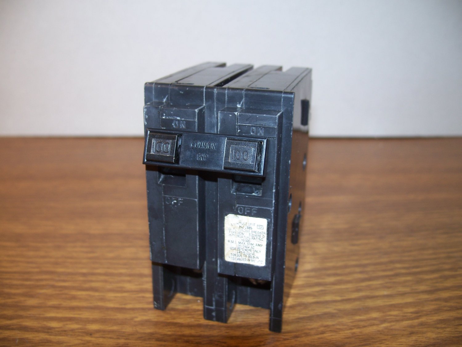 Square D HOM Circuit Breaker (HOM2100) 100Amp 240Volt 2Pole 10kA *USED*