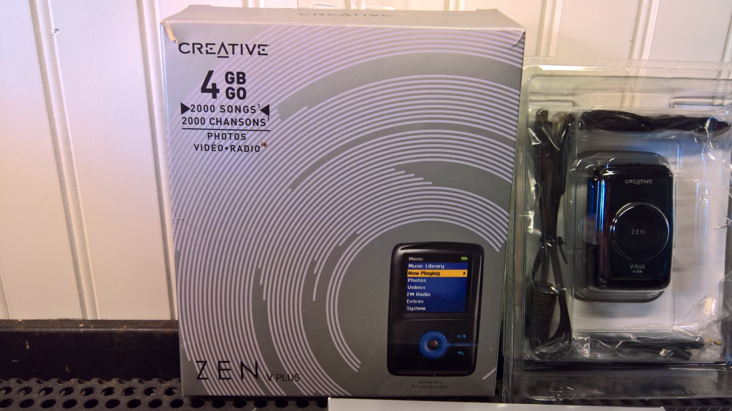 Creative Zen V Plus 4GB MP3 Video Radio Player (70PF2072001Y1) *NIB*