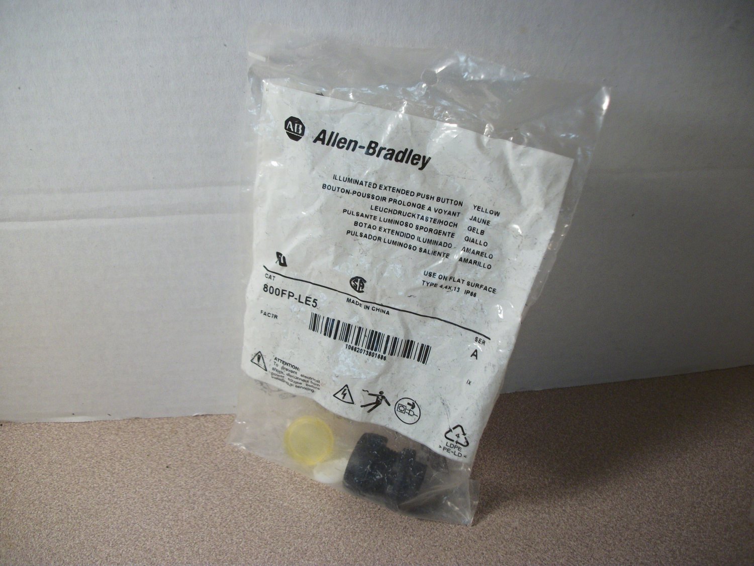 Allen-Bradley Yellow Illuminated Extended Pushbutton (800FP-LE5) *NEW*