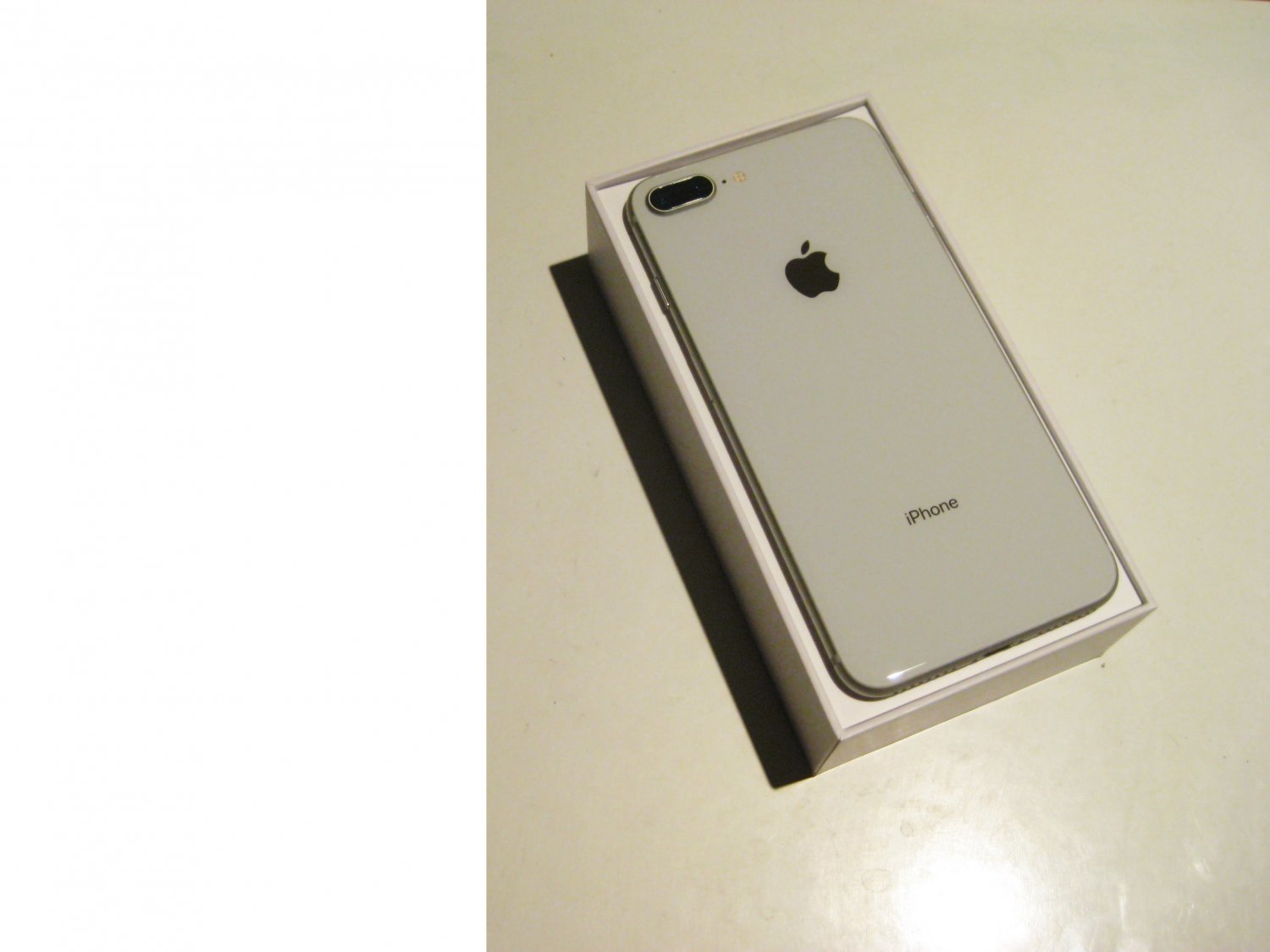 9.3/10 Near Mint Silver 256gb Iphone 8+ A1864 Bundle!!