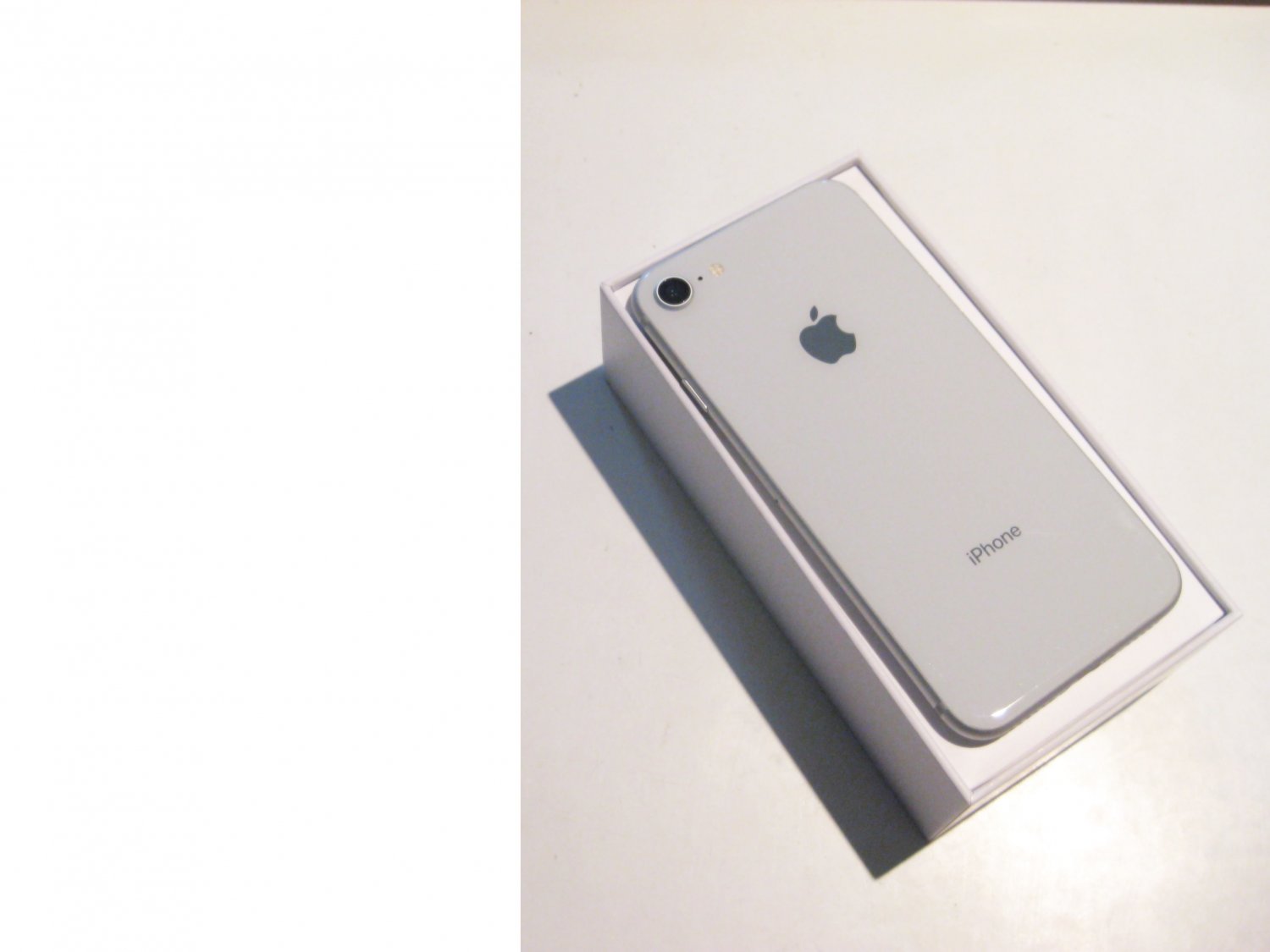 Very Good Silver 64gb Unlocked Iphone 8 A1863 Bundle!!