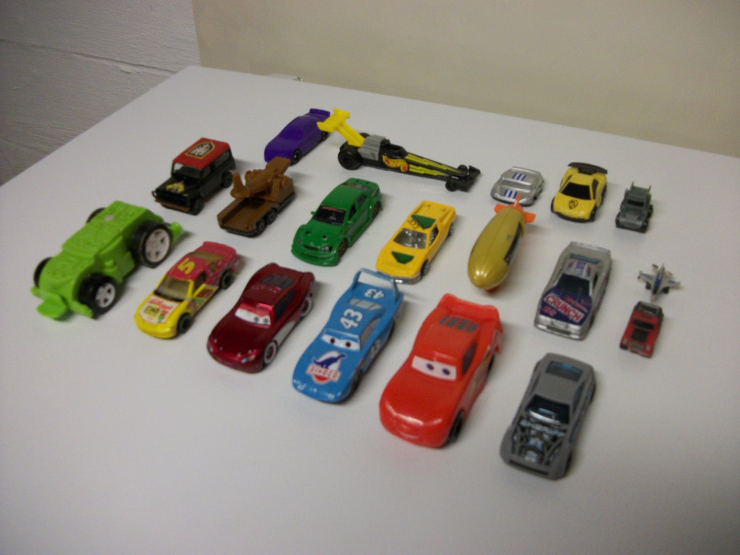 Lot of 19 Hot Wheels / Matchbox Cars / Tonka / Micro Machines cars ...