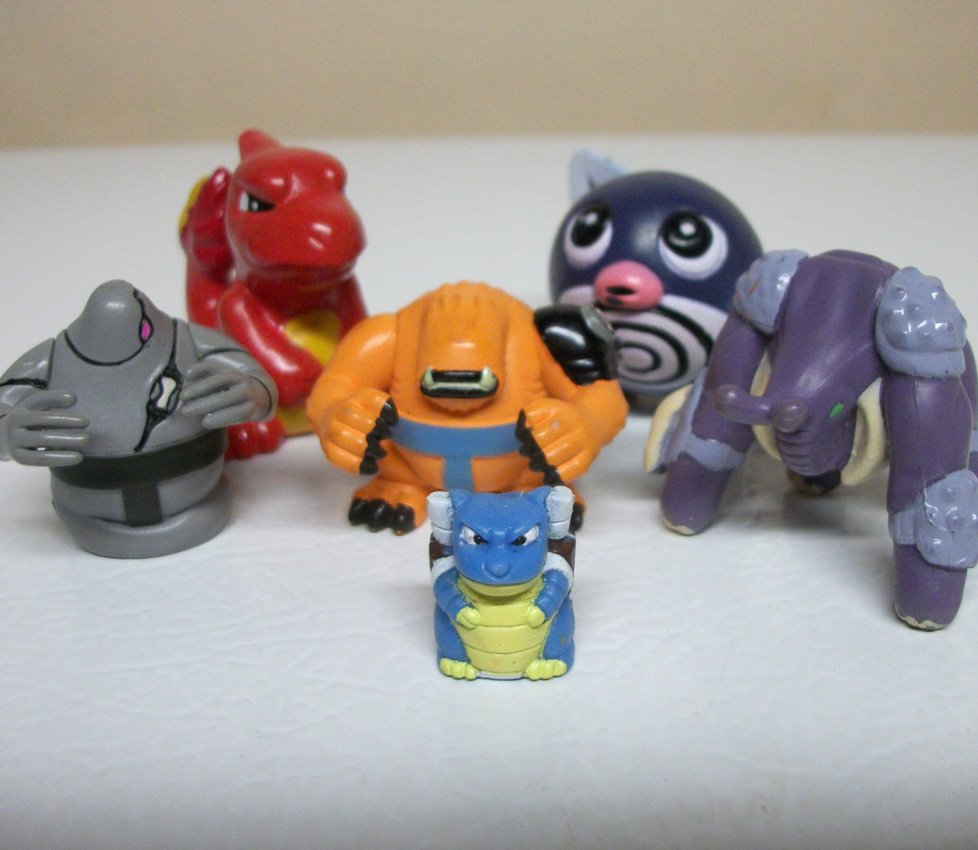 Mini figures lot Ben 10 Pokemon sumo slammers small soldiers pvc micro ...