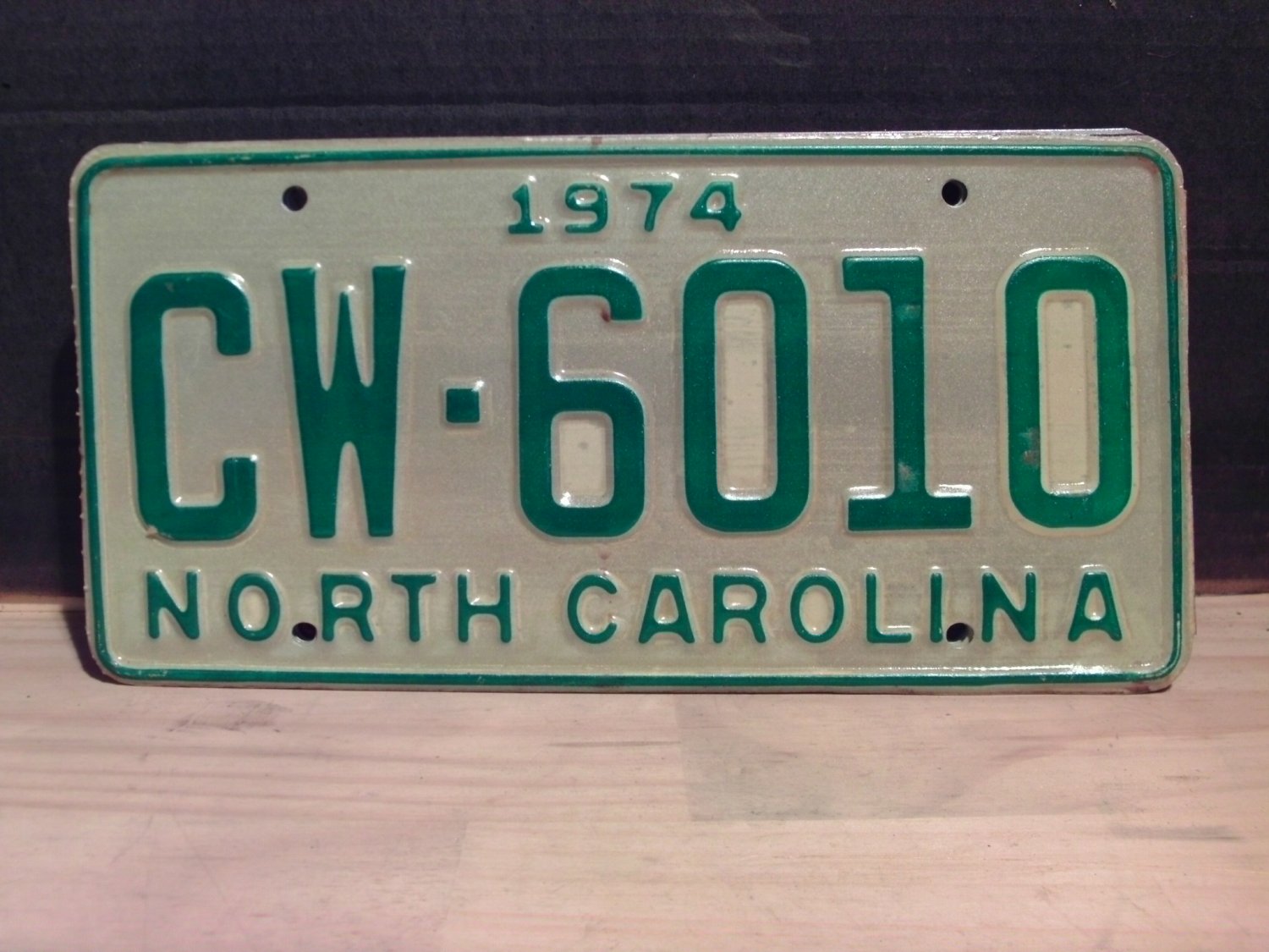 1974 North Carolina Mint YOM Truck License Plate NC CW-6010 NCY5