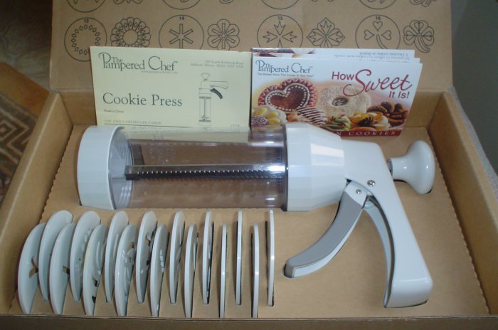PAMPERED CHEF COOKIE/PASTRY PRESS - #1525 complete with ORIGINAL BOX!