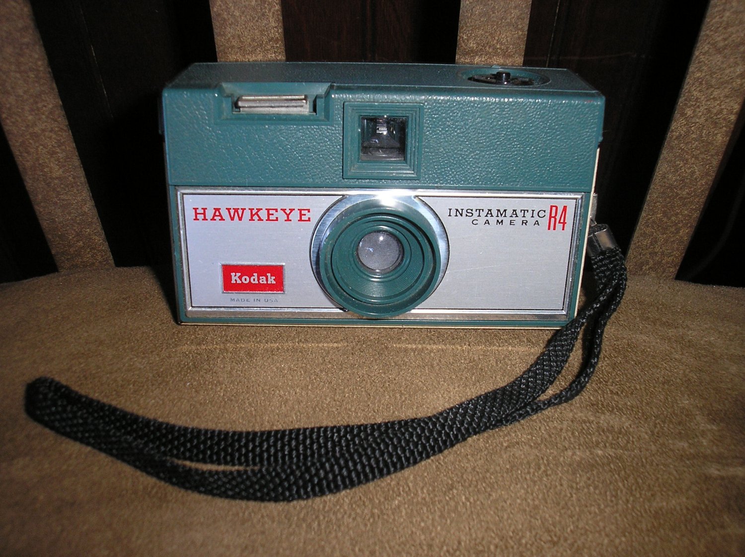 KODAK HAWKEYE INSTAMATIC R4 CAMERA from the 1960's - NICE CONDITION!!