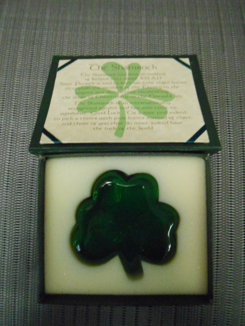 "AN IRISH BLESSING" GREEN GLASS SHAMROCK PAPERWEIGHT!