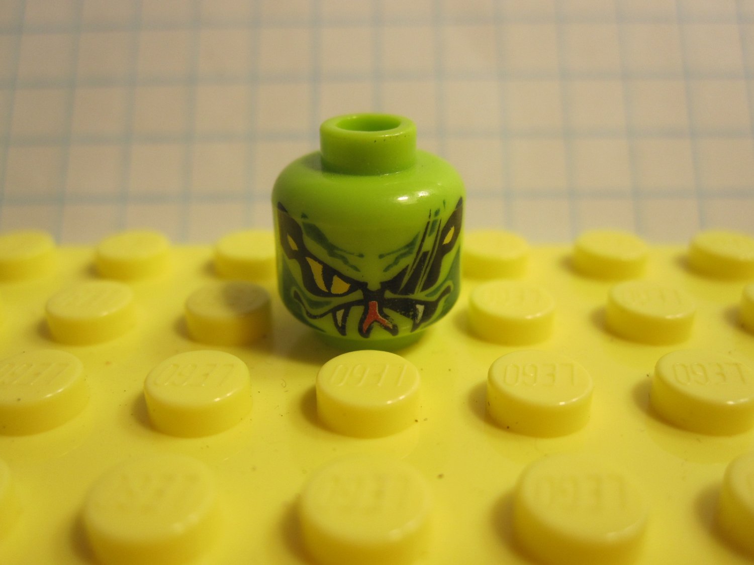 Lego Head #3626pb0667: Lime- Snake Eyes w/ Scars, Markings, Fangs & Red ...