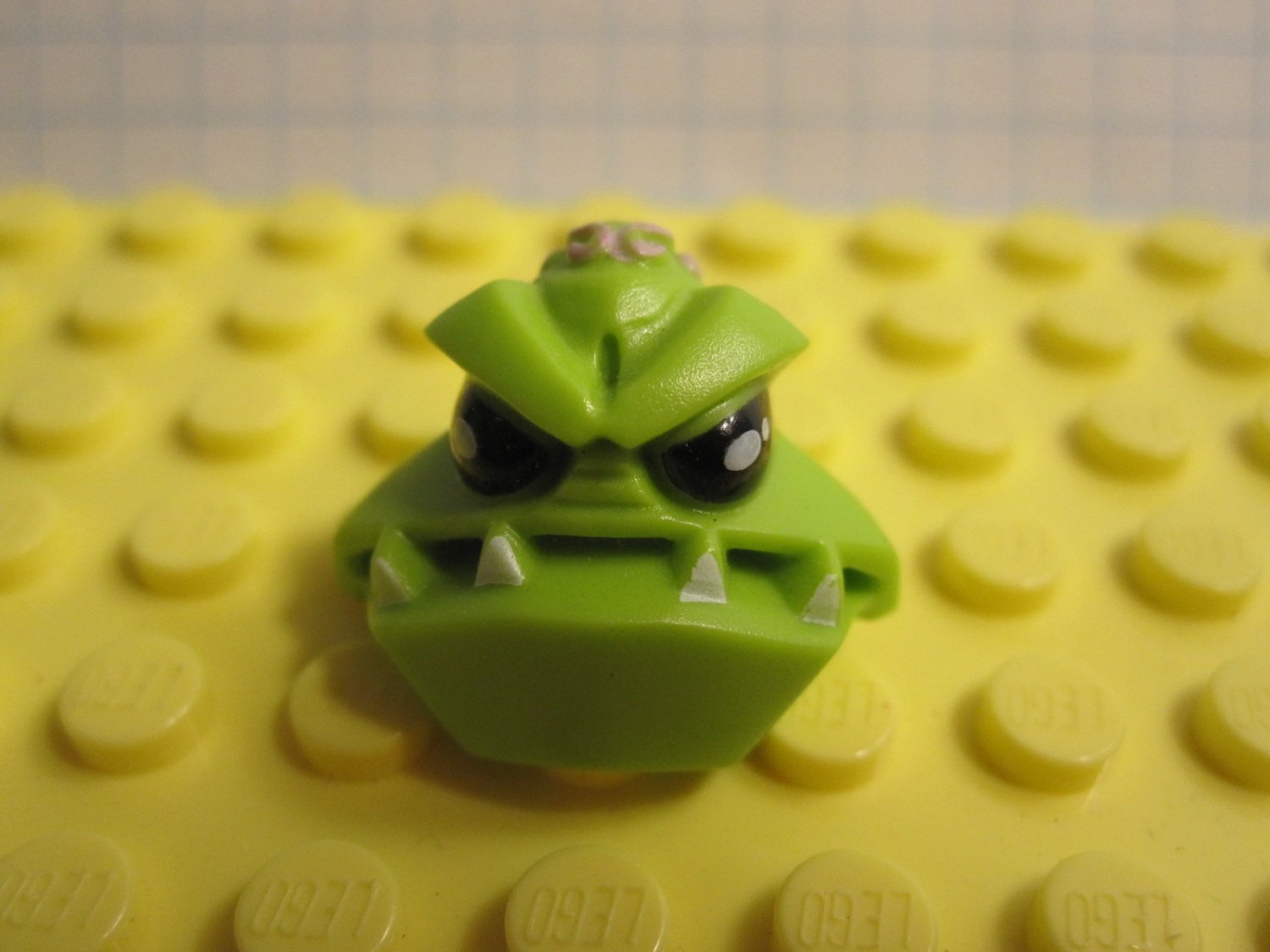 Lego Modified Head #95203pb01: Lime- Alien w/ 4 Teeth & Brains