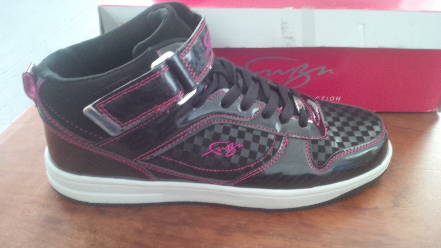 New in Box Womens / Juniors Fubu sneakers Black and Pink Size 10