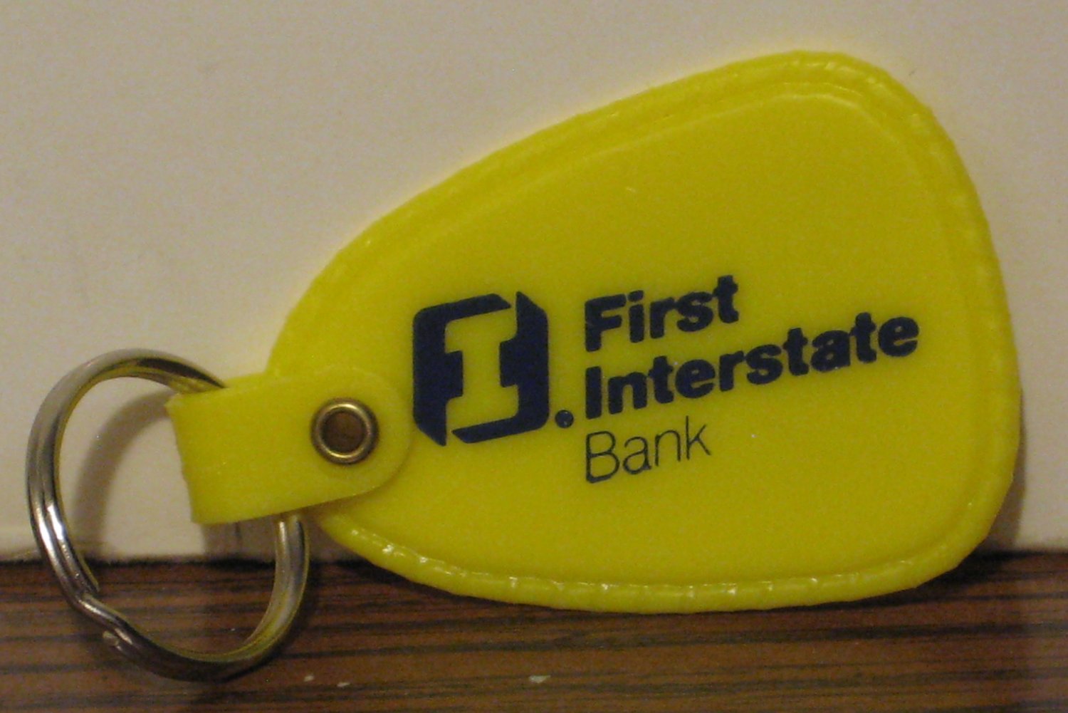 1st Interstate Bank Plastic Swag Keyring - Oregon U D CIDE - 1990s Vintage