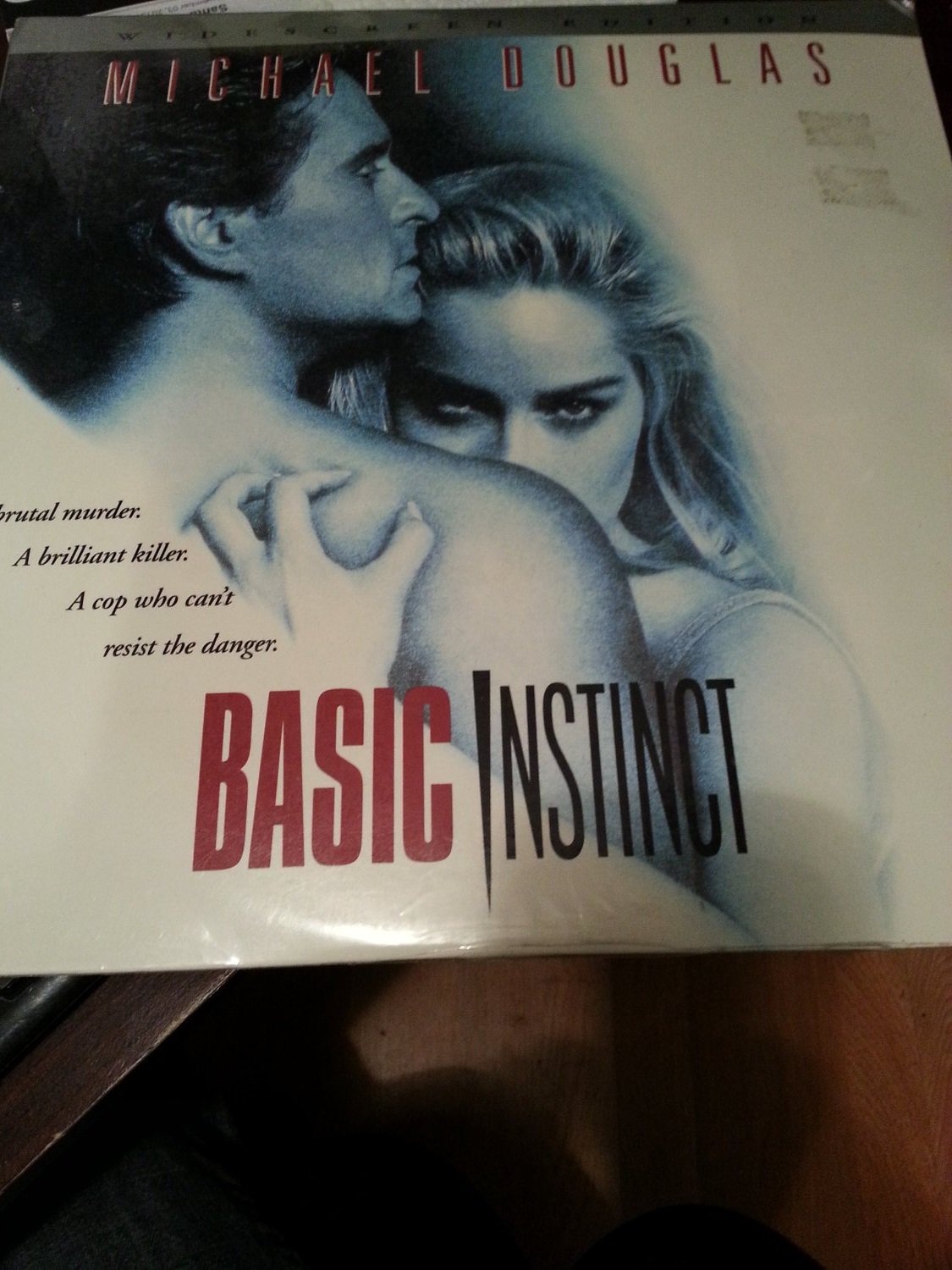 LASERDISC * BASIC INSTINCT * Michael Douglas Sharon Stone LASER DISC