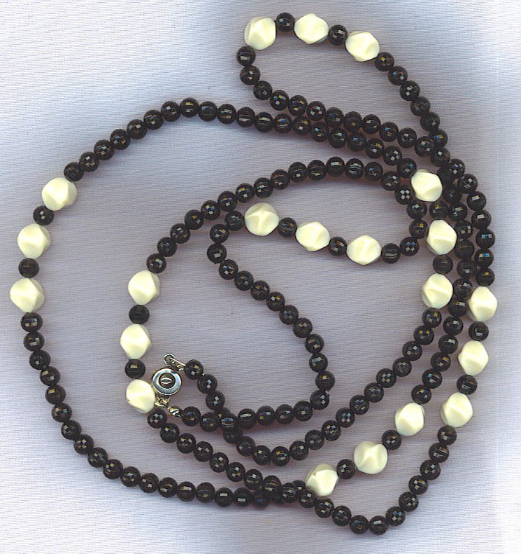 50" VTG. FLAPPER BEADS