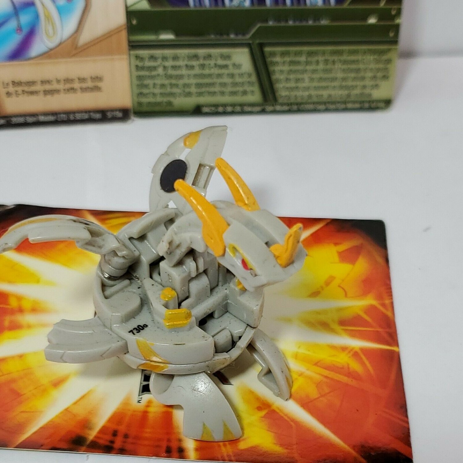 bakugan neo dragonoid b2 gray haos 730g new vestroia yellow horns & 2 cards