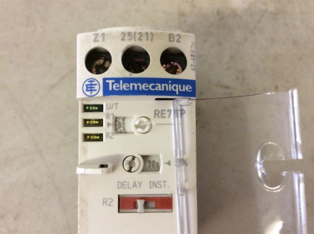 Telemecanique RE7TP13BU Delay Timing Relay 0.05 s. - 300 h. 110-240 V ...