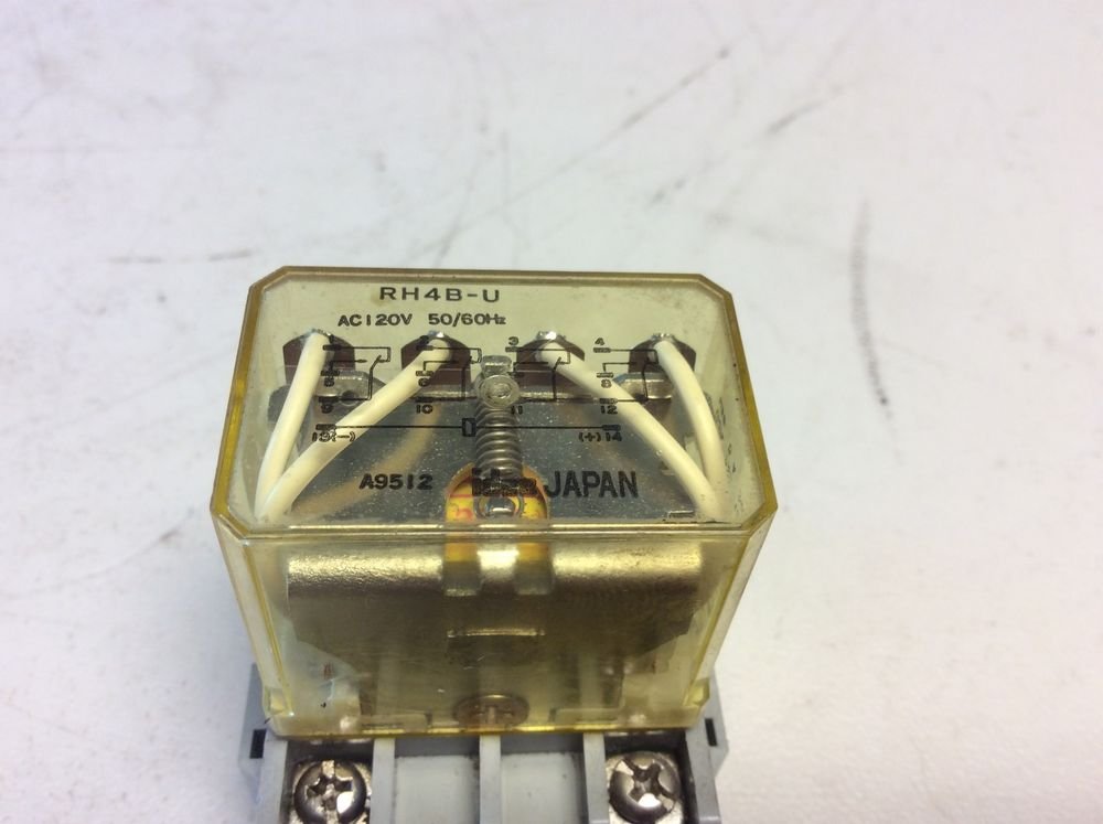IDEC RH4B-U 120 VAC Pilot Cube Relay RH4BU RH4B w/ Relay Base